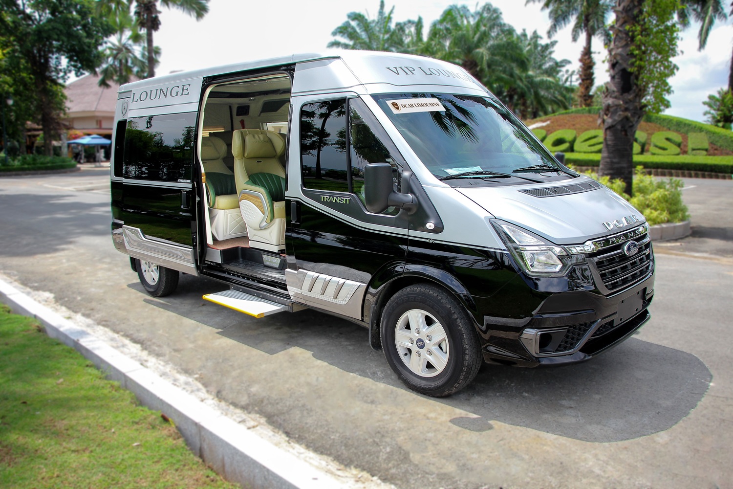 DCar Vip Lounge - Ford Transit - Hãng ô tô DCar Limousine